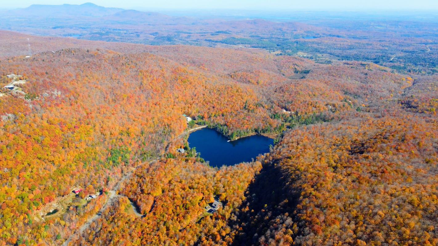 Un lac en forme de coeur à 1 heure de Montréal - Immigrer.com